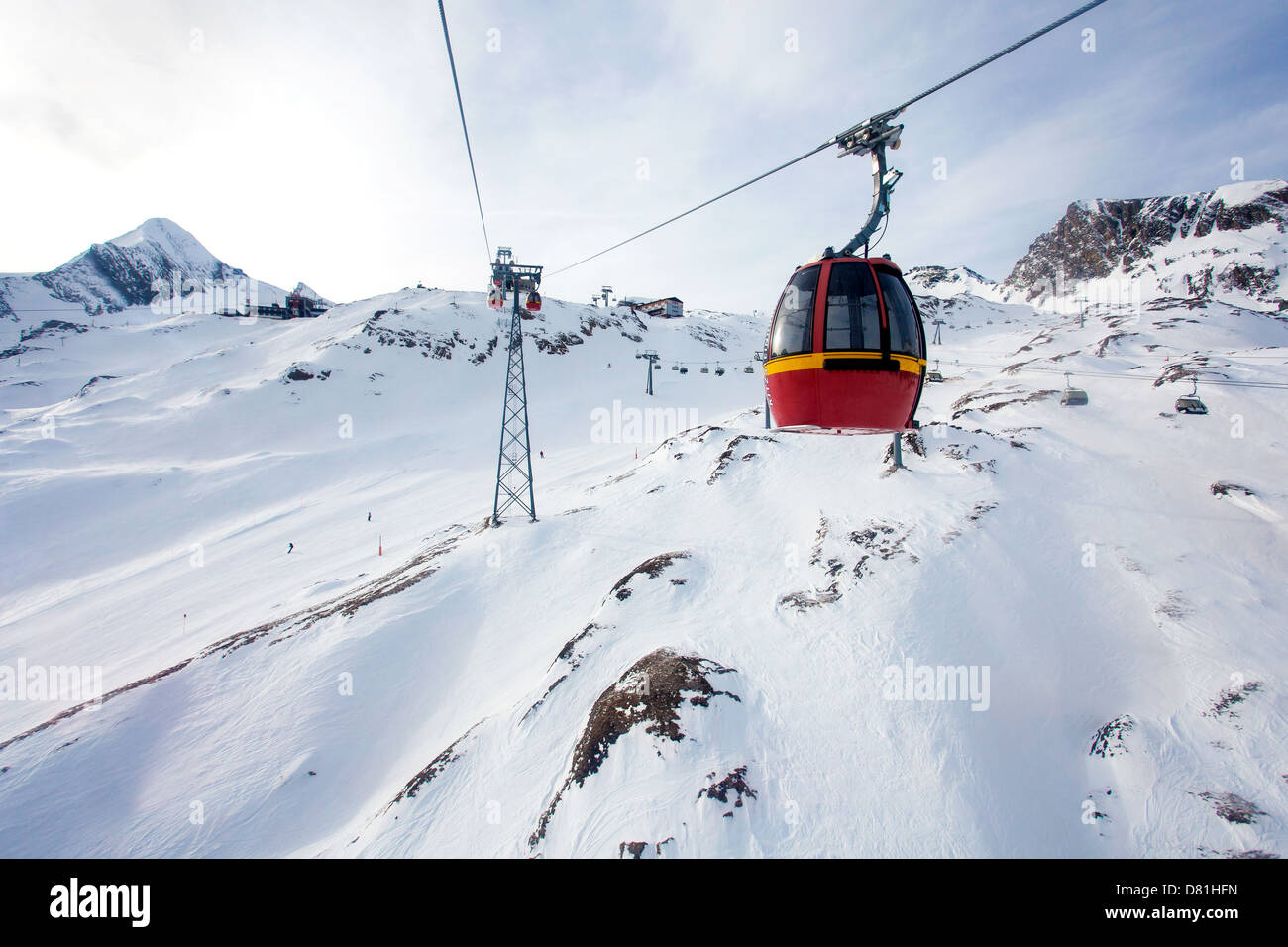 Cable car going to Kitzsteinhorn peak, Kaprun, Austria Stock Photo - Alamy