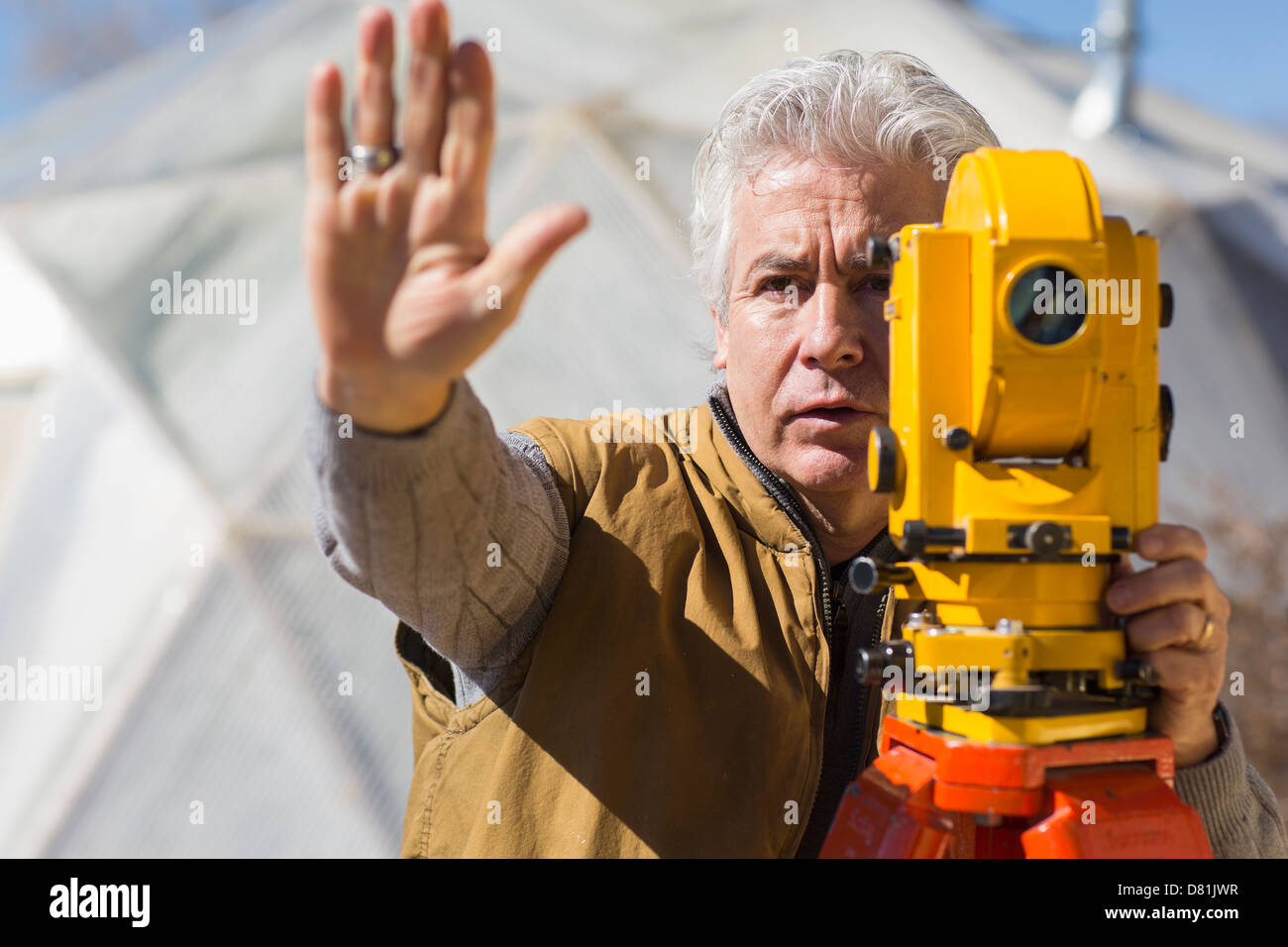 Surveyor using theodolite construction site hi-res stock photography ...