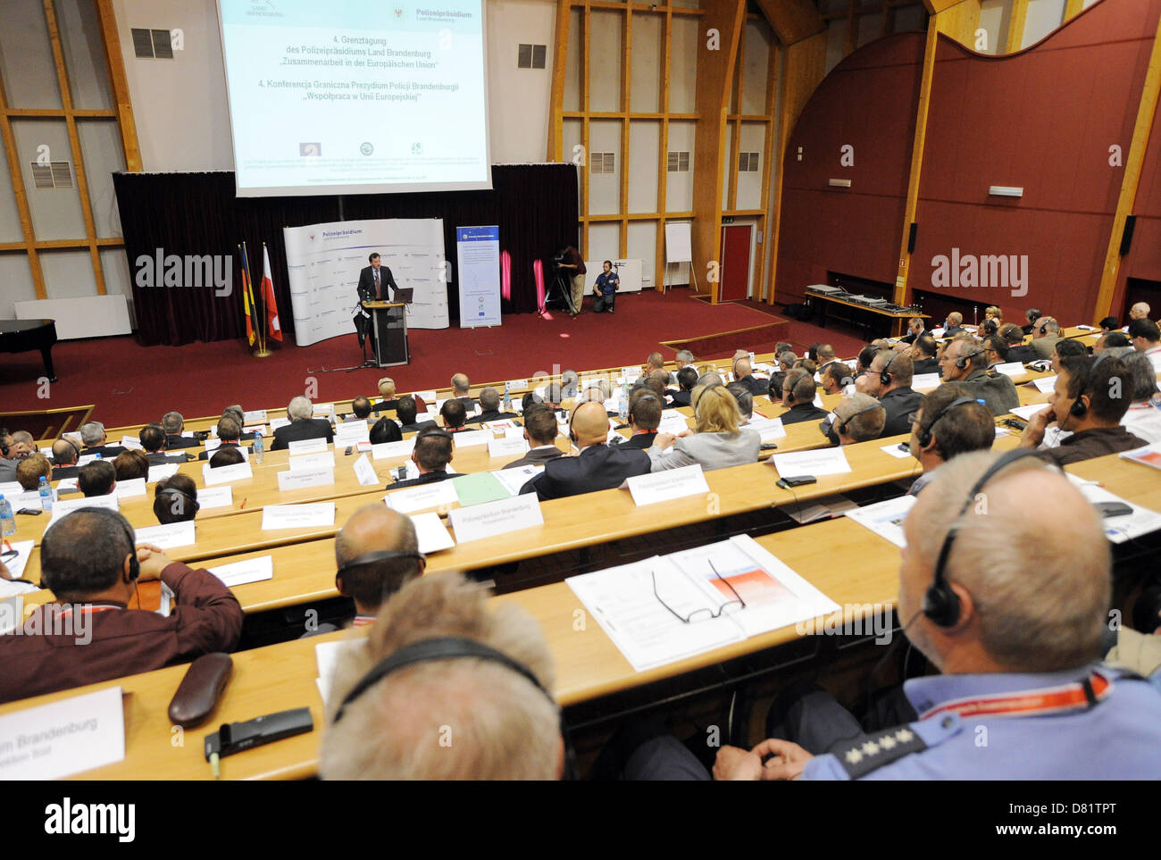 Police officers in discussion hi-res stock photography and images - Alamy