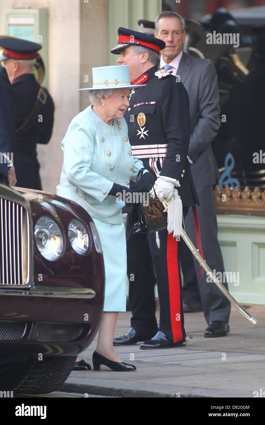 Queen Elizabeth II unveiling a plaque at Fortnum & Mason during the ...