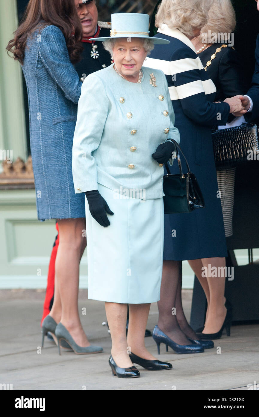 Queen Elizabeth II unveiling a plaque at Fortnum & Mason during the ...