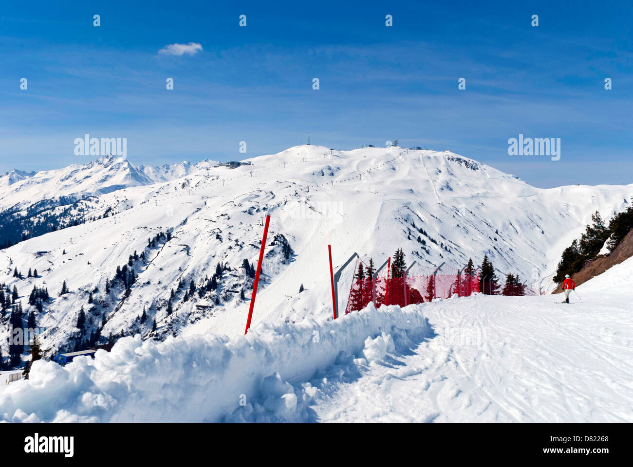 A piste with piste markers, high above St Anton, in the Austrian Tyrol ...