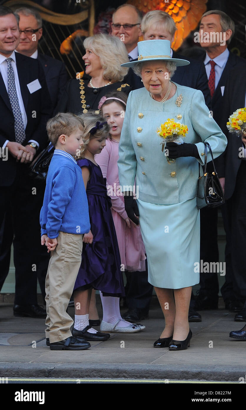 Queen Elizabeth II unveiling a plaque at Fortnum & Mason during the ...