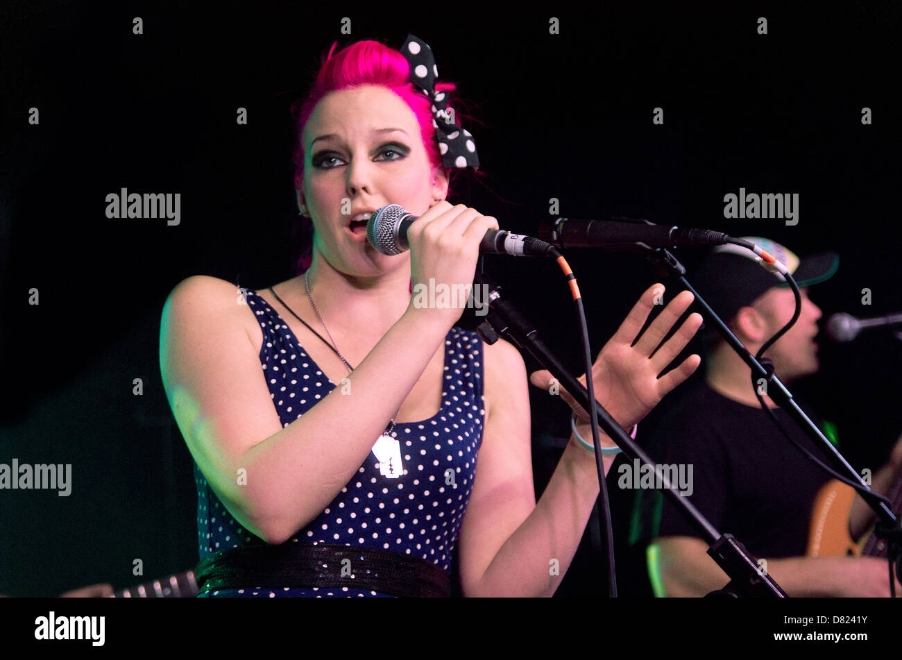 Molly McQueen (daughter of Midge Ure & Annabelle Giles) performing live ...