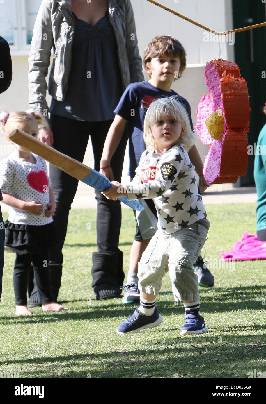Zuma Rossdalei and Kingston Rossdale hitting a pinata while spending ...