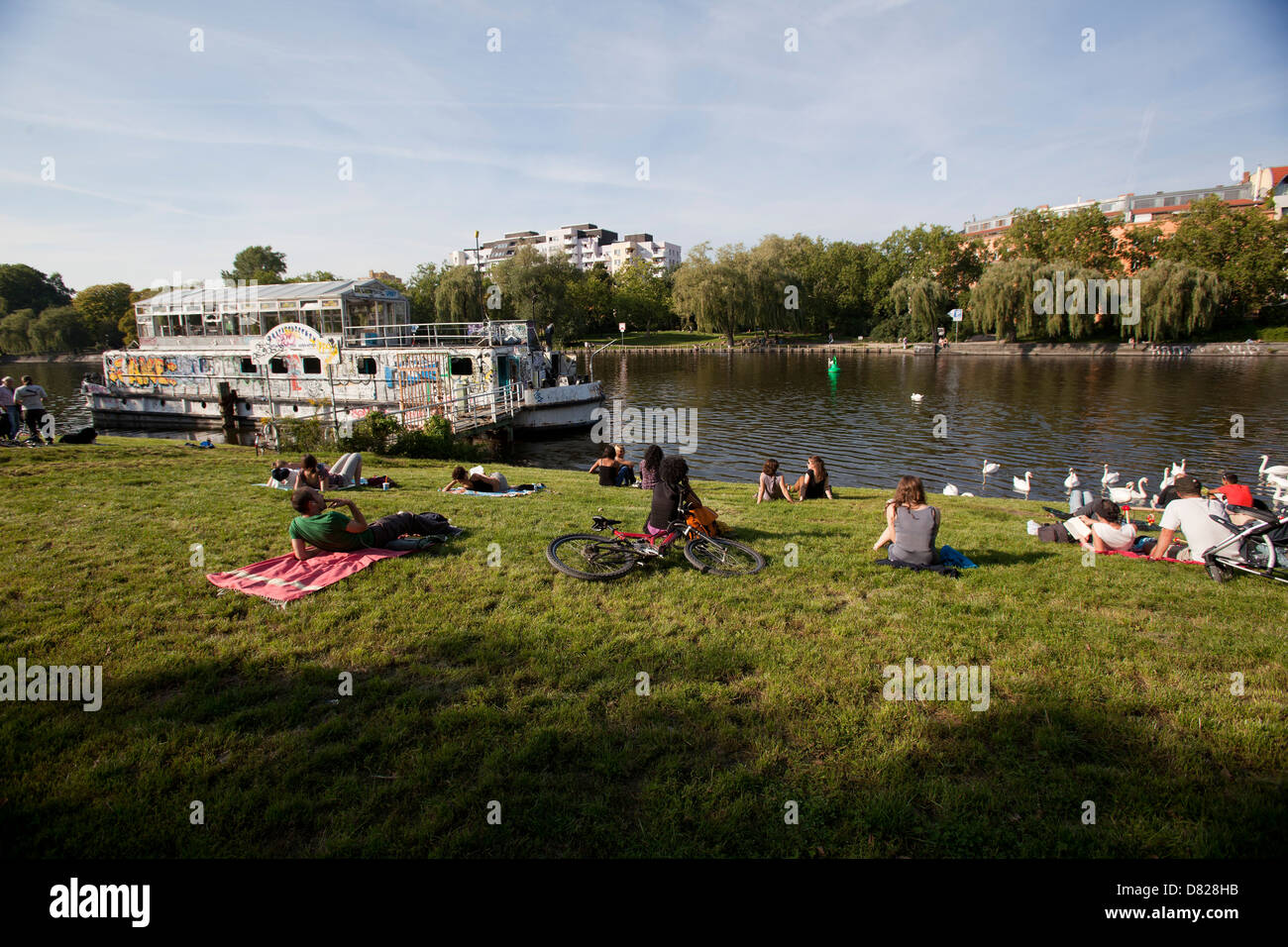 Berlin sunny hi-res stock photography and images - Alamy