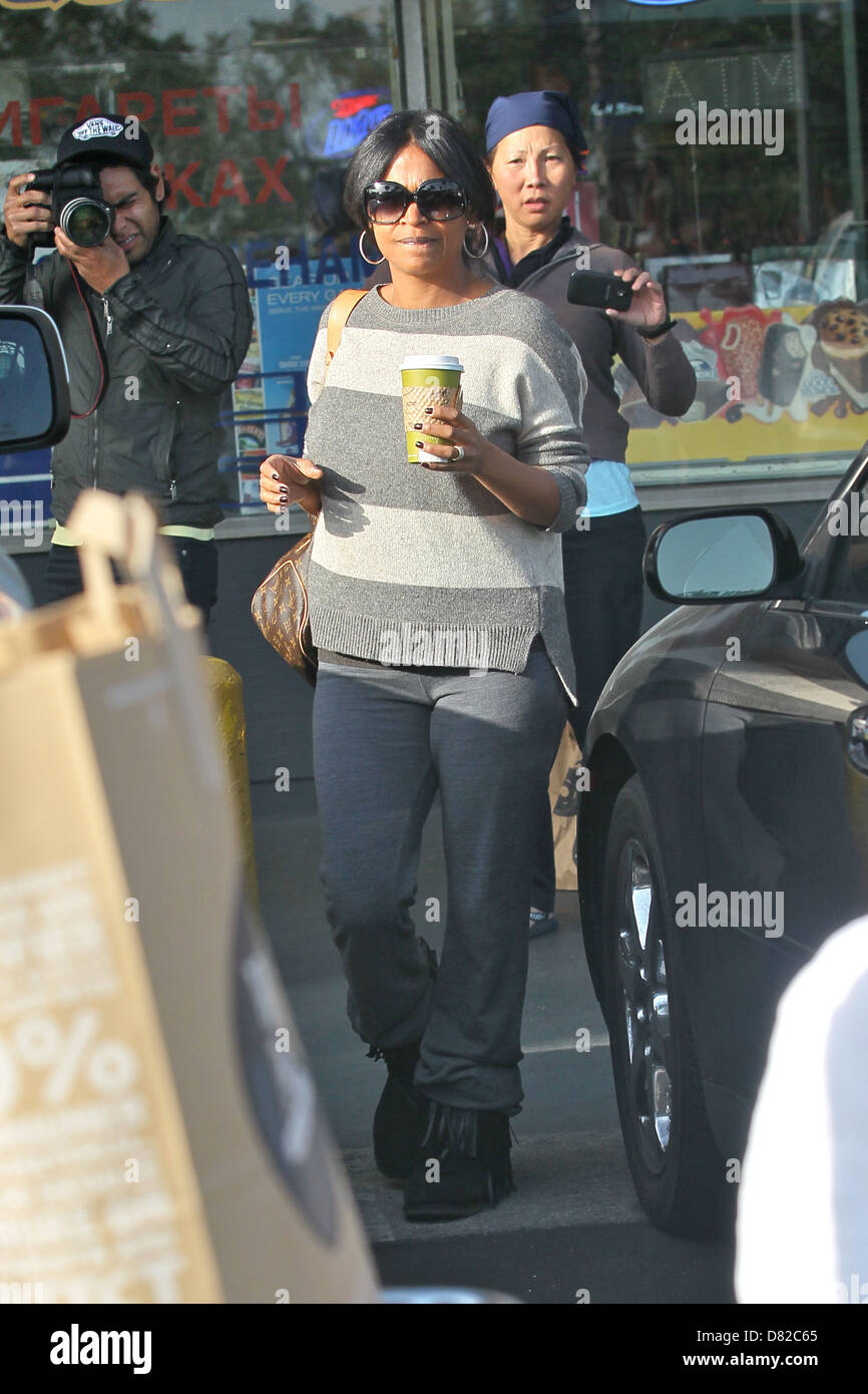 Nia Long returns to her car after shopping for groceries at Wholefoods ...