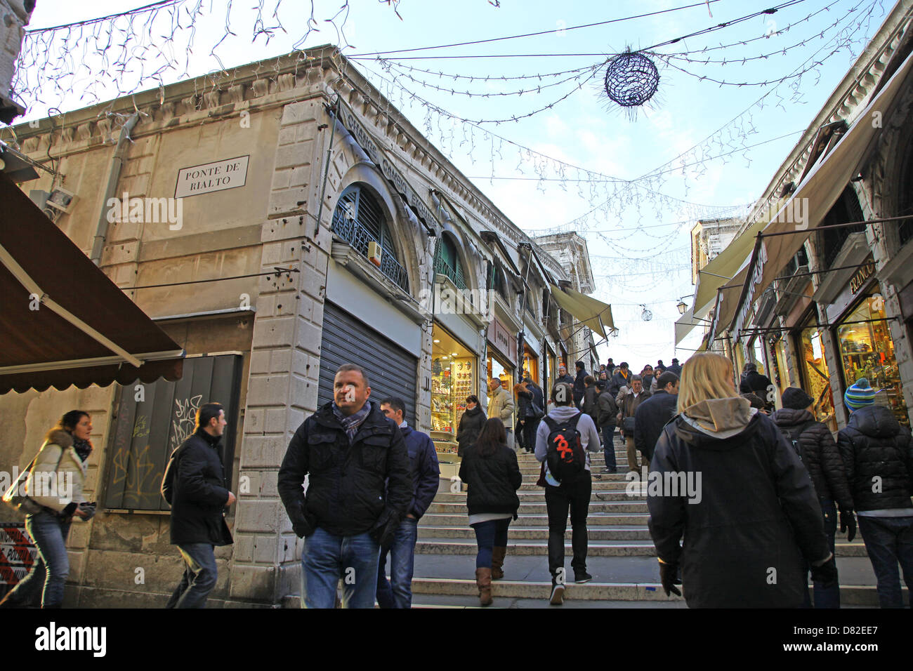 Shops on rialto bridge venice hi-res stock photography and images - Alamy