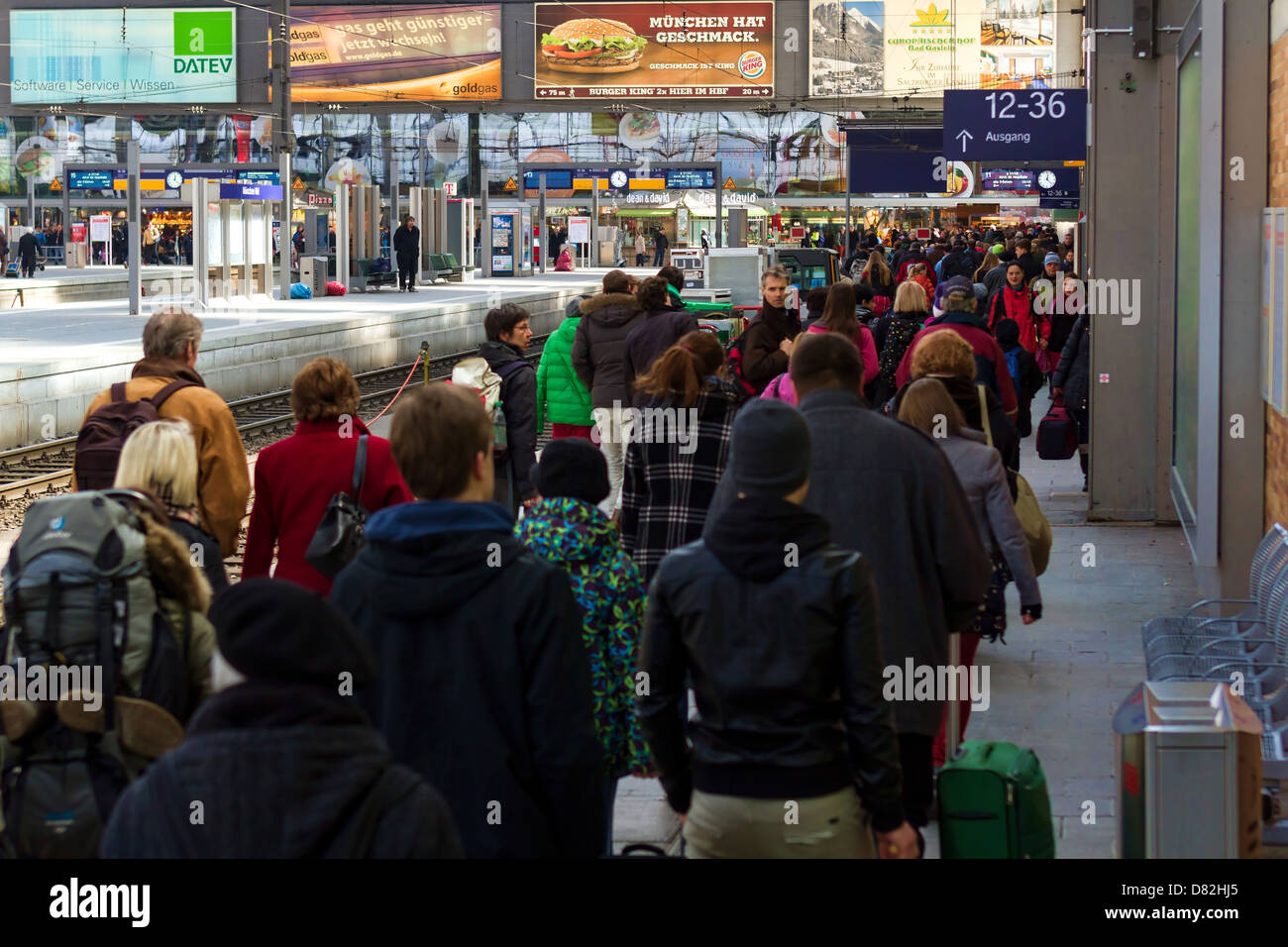 People on train platform hi-res stock photography and images - Alamy