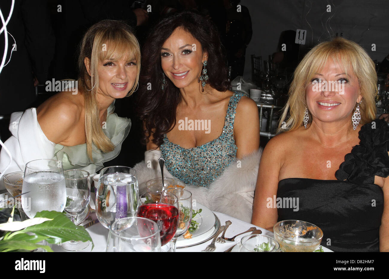 Sofia Milos, Gloria Kisel-Hollis and Guest Children Uniting Nations ...