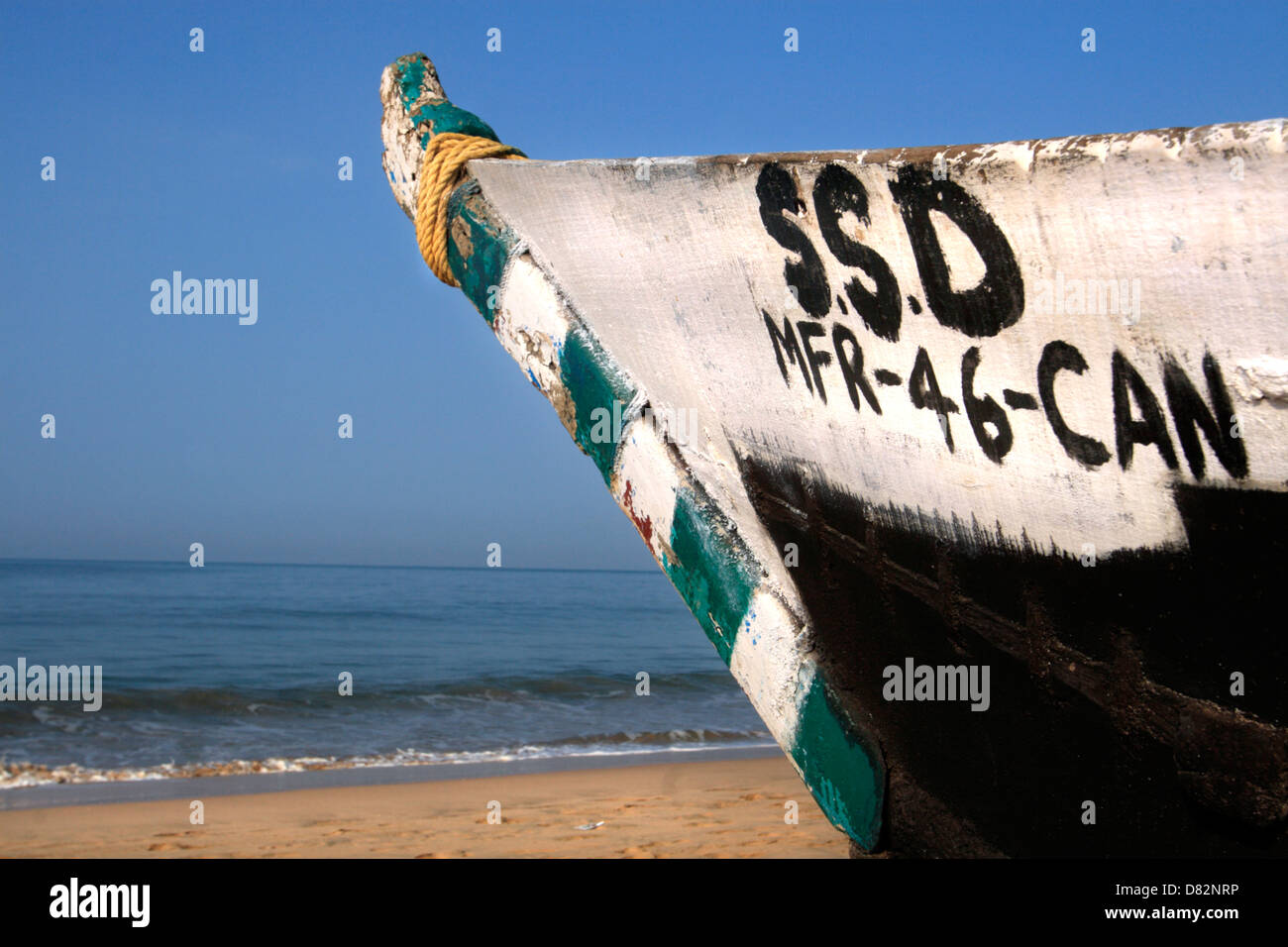 Prow of a traditional wooden outrigger fishing boat, Agonda Beach ...