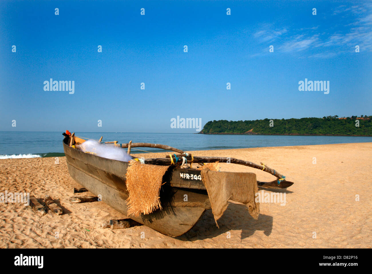 Traditional wooden outrigger fishing boat on Agonda Beach, South Goa ...
