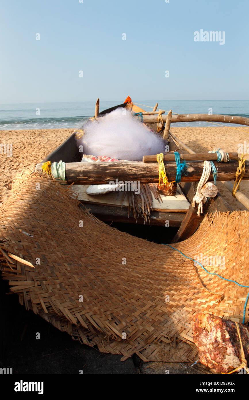 Traditional wooden outrigger fishing boat on Agonda Beach, South Goa ...