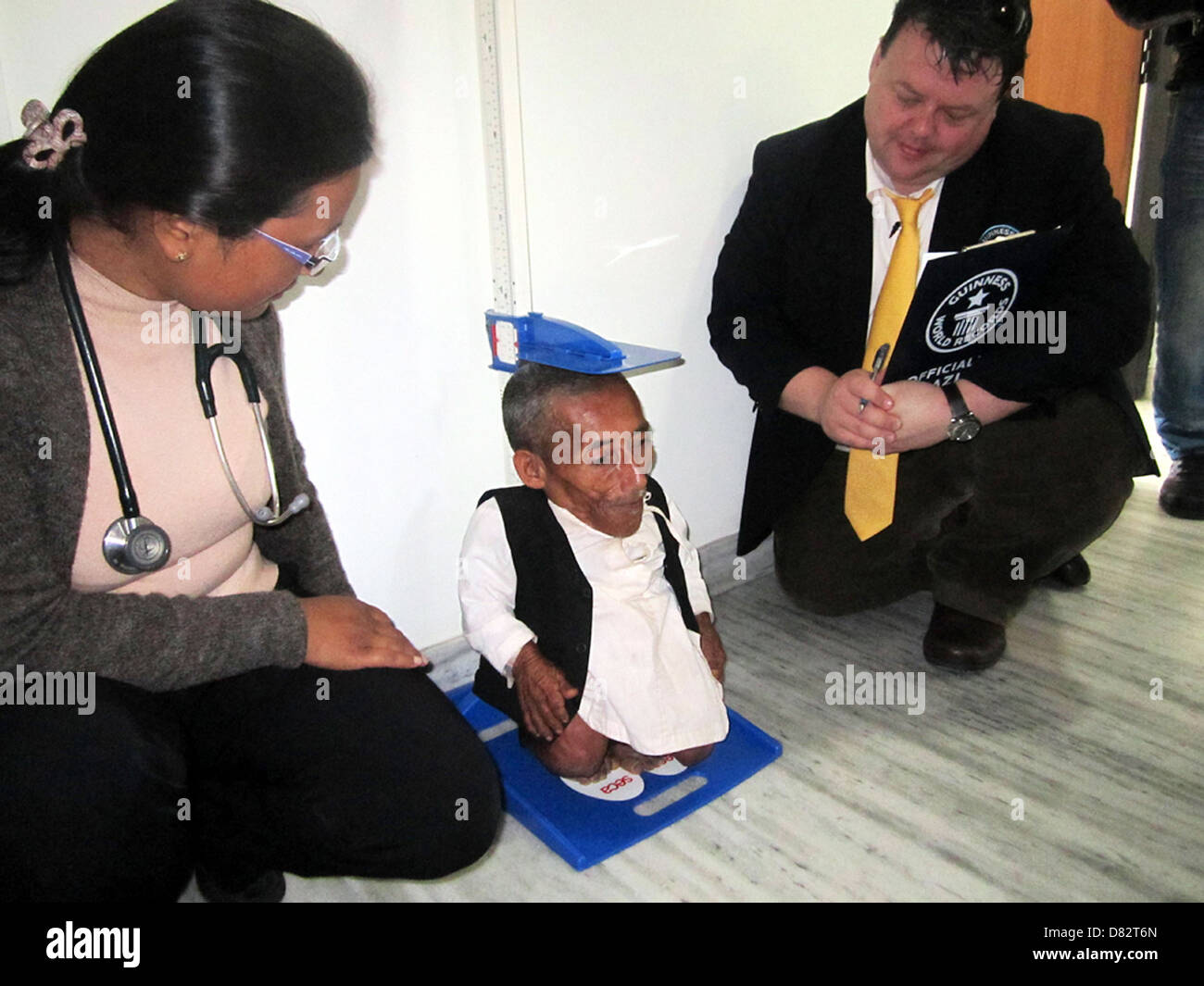 Worlds Tallest Man Meets Worlds Shortest Man