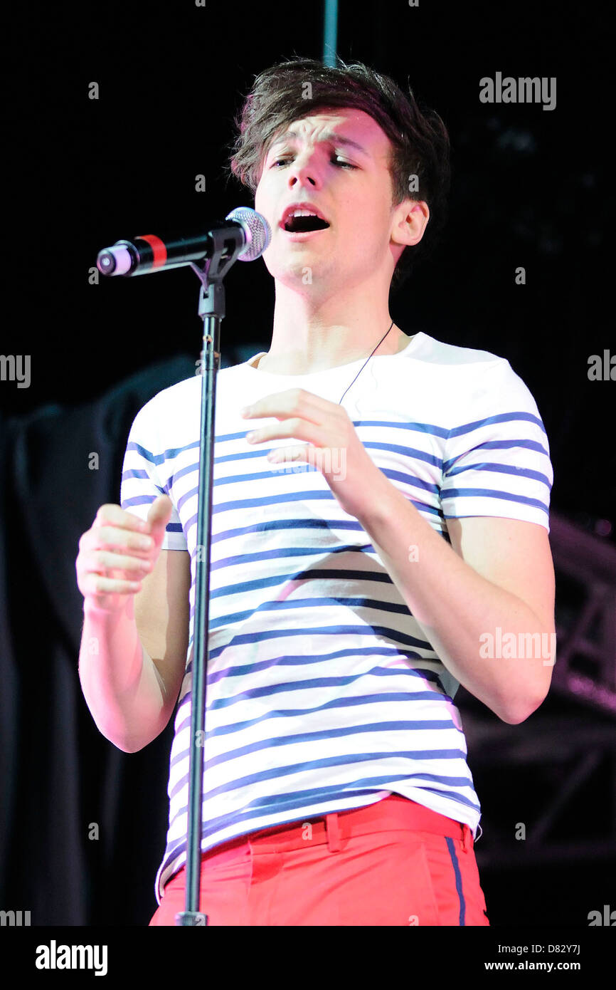 Louis Tomlinson One Direction performs on stage at The Air Canada ...