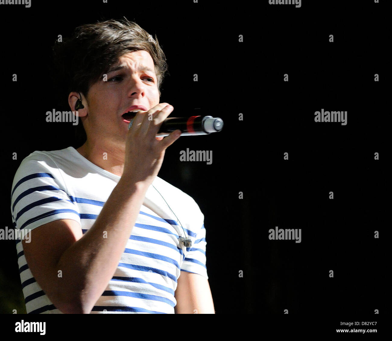 Louis tomlinson on stage hi-res stock photography and images - Alamy