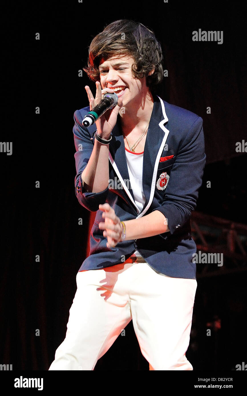 Harry Styles Singing On Stage