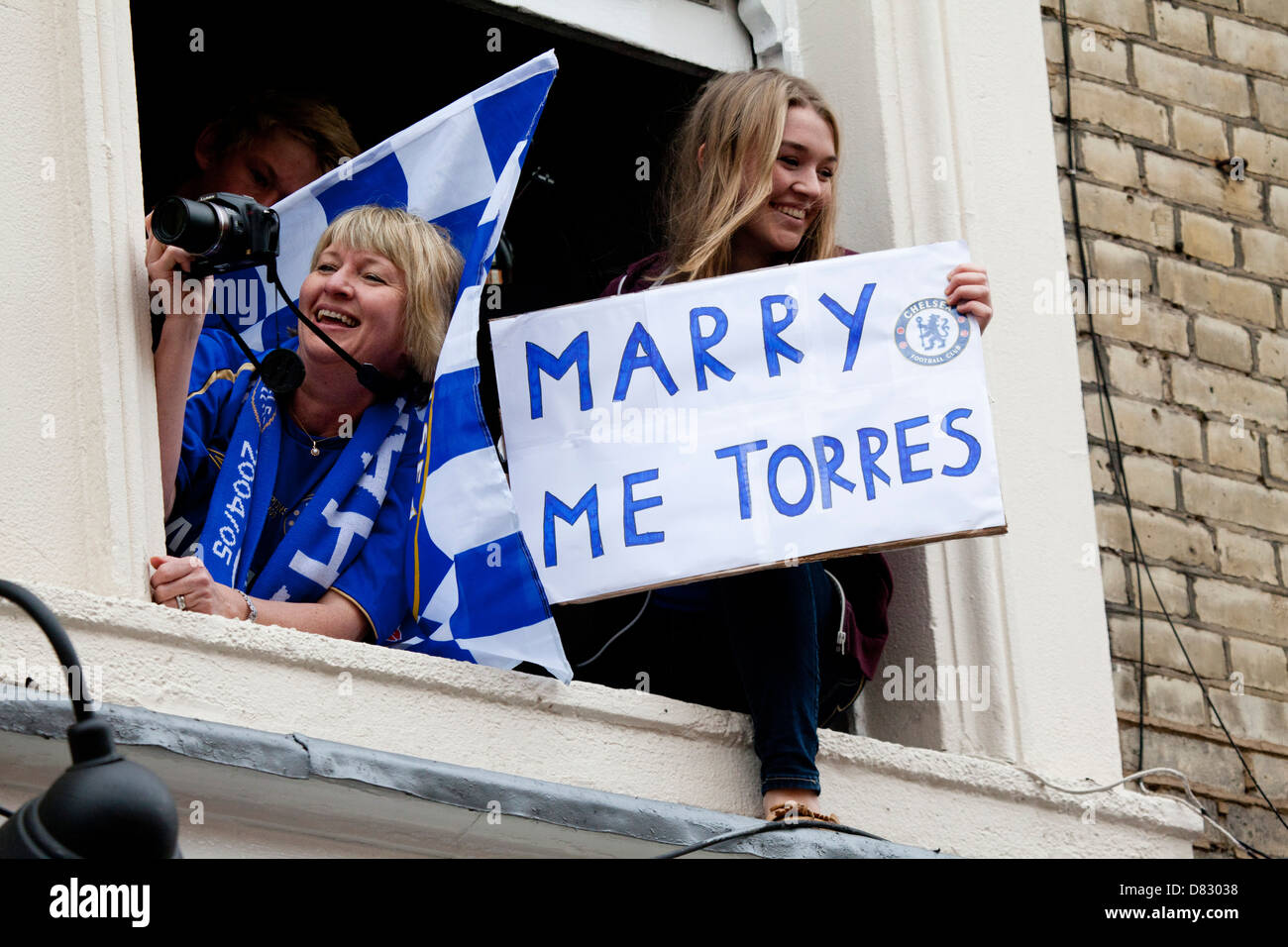 Chelsea Fans watch as the Chelsea footballers, celebrate on a bus in ...