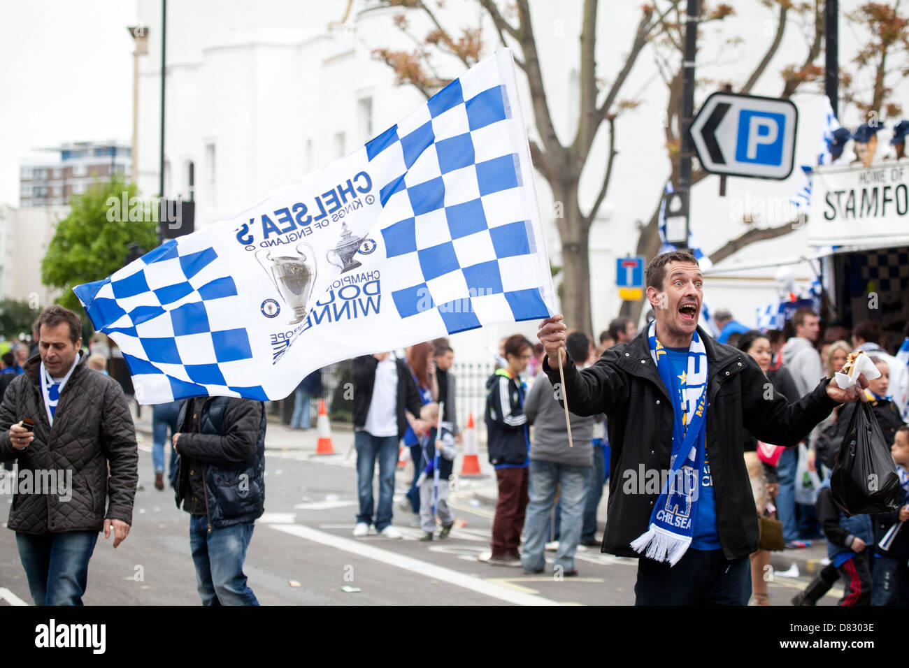 Chelsea Fans watch as the Chelsea footballers, celebrate on a bus in ...