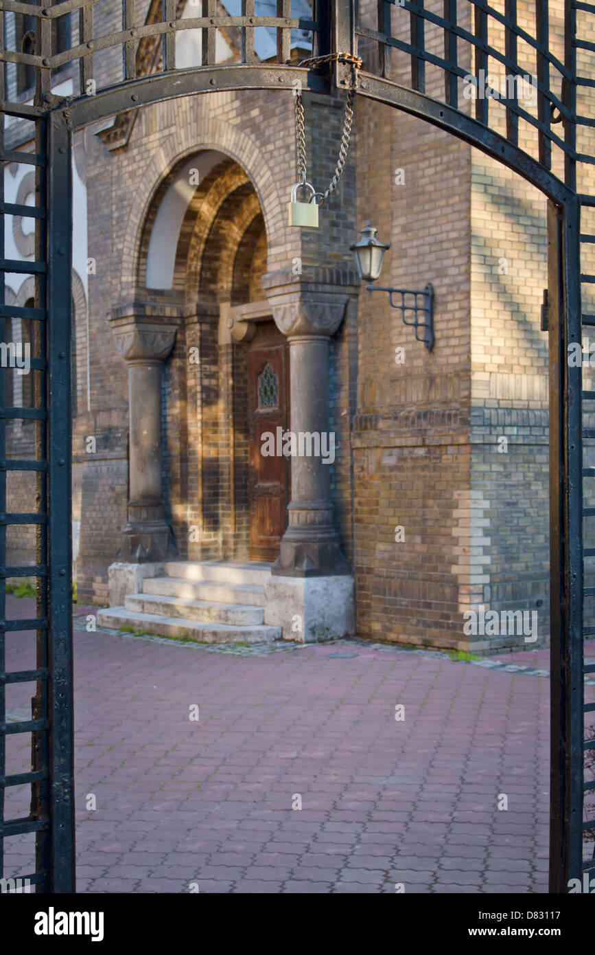 Padlock and chain on old entrance door. Synagogue in Novi Sad, Serbia ...