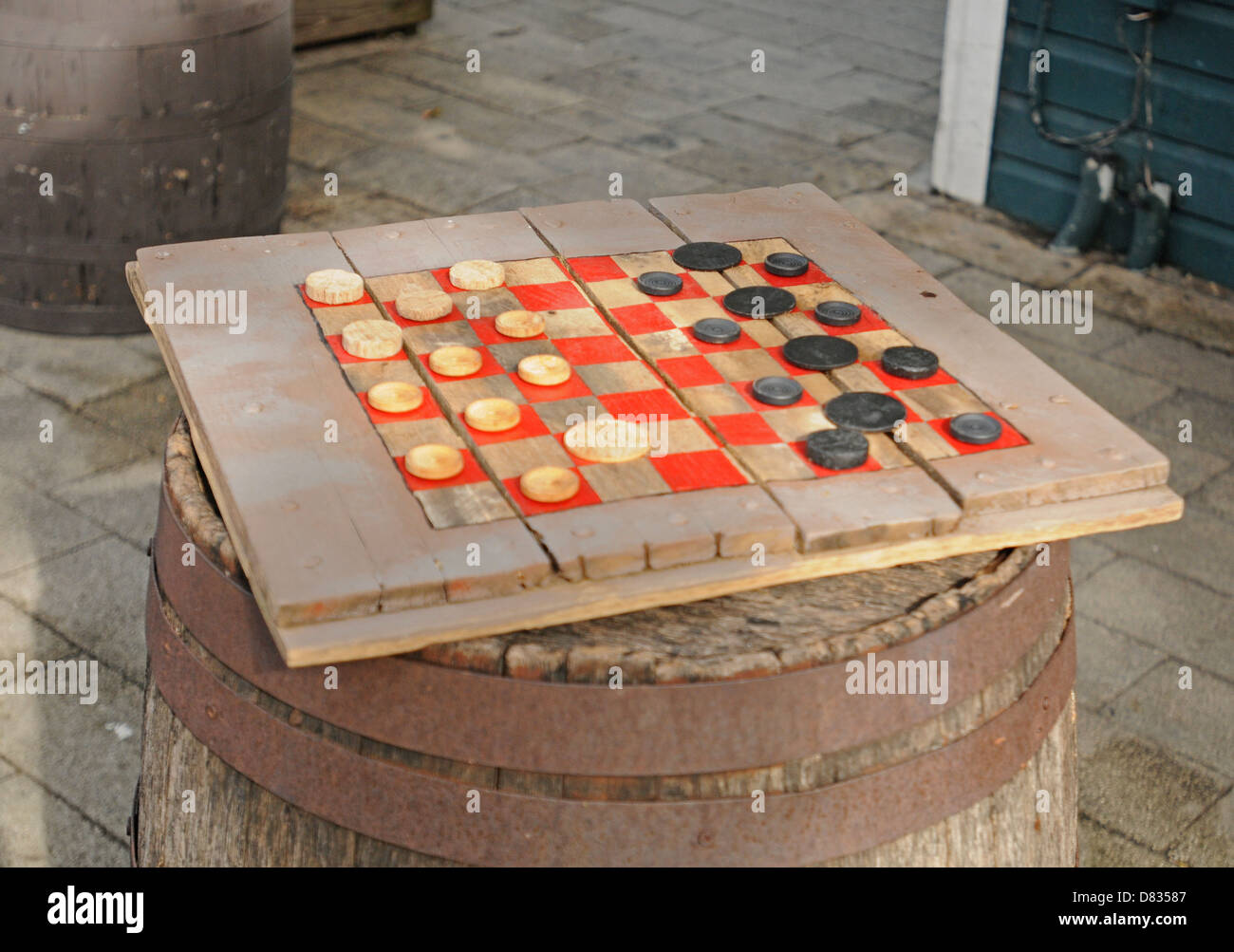 rustic checkers game on a barrel Stock Photo - Alamy