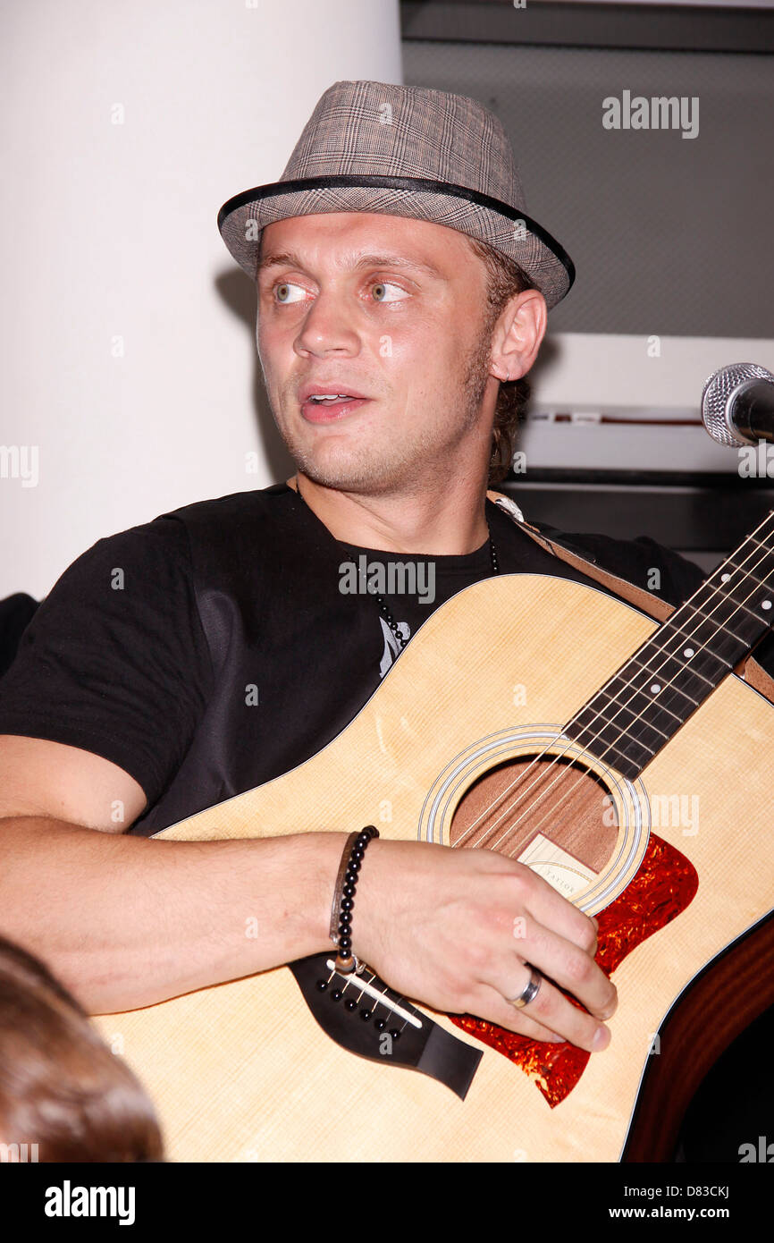 Matt DeAngelis The cast of the national tour of the Broadway musical ...