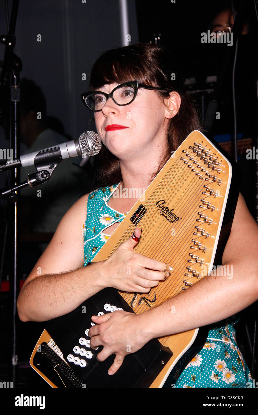 Allison Guinn The cast of the national tour of the Broadway musical ...