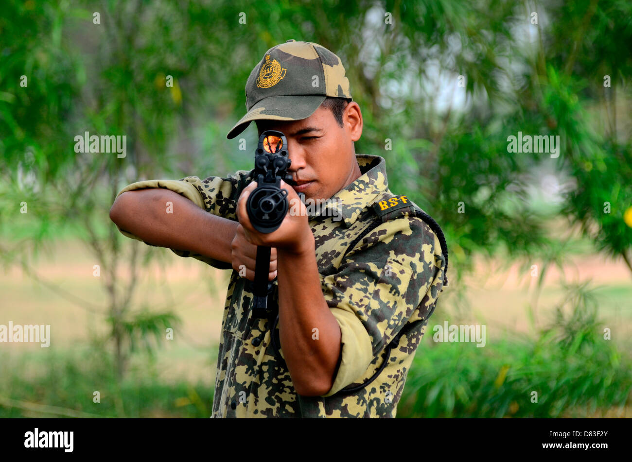 Indian soldier aiming gun Stock Photo - Alamy