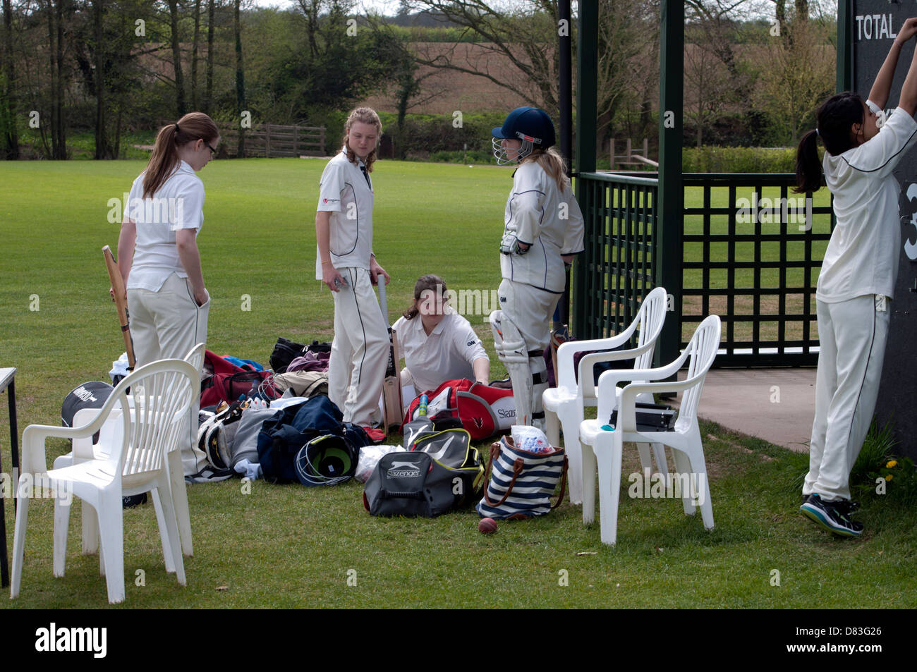 Girls cricket hi-res stock photography and images - Alamy