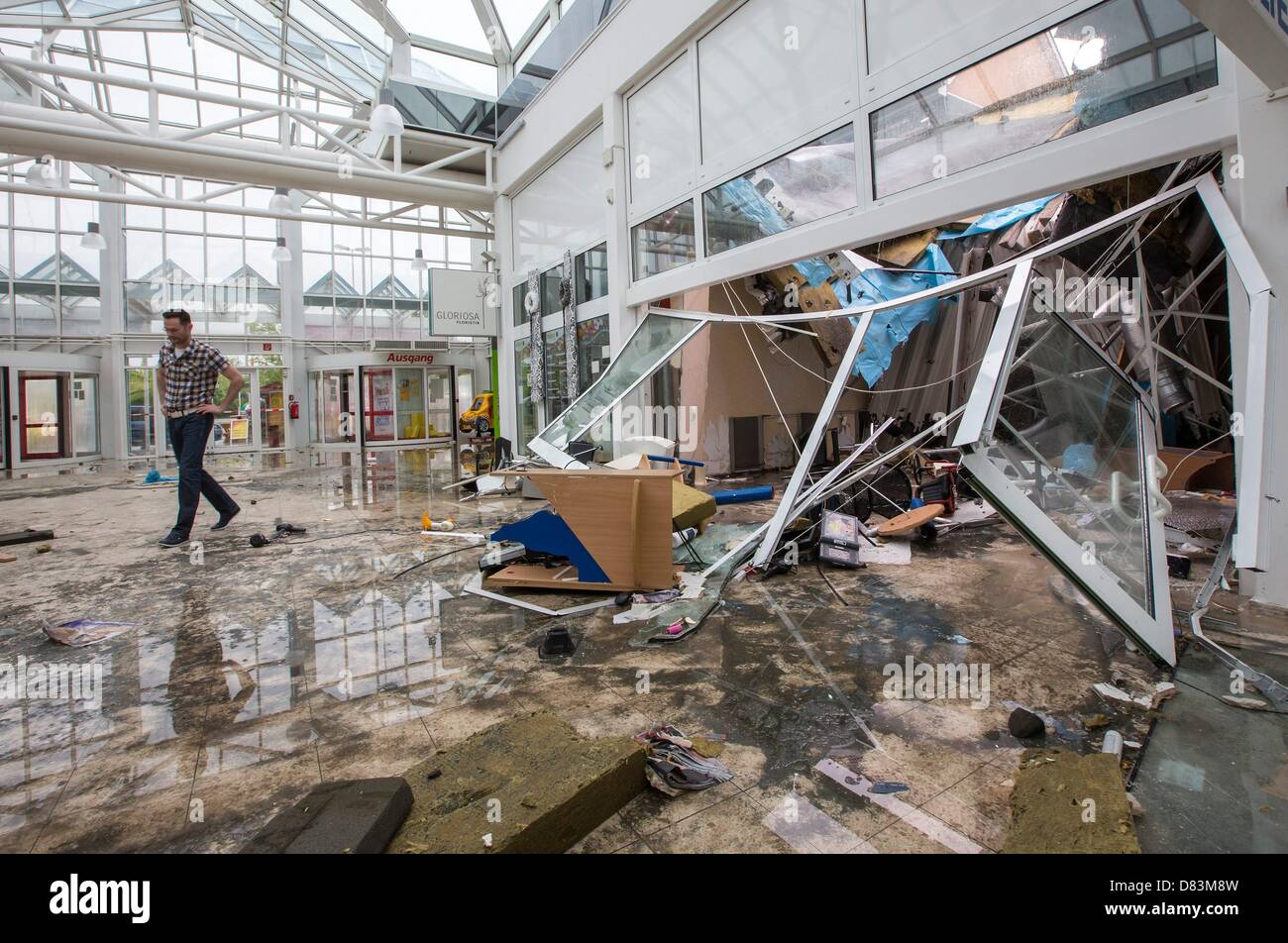 Smashed roof hi-res stock photography and images - Alamy