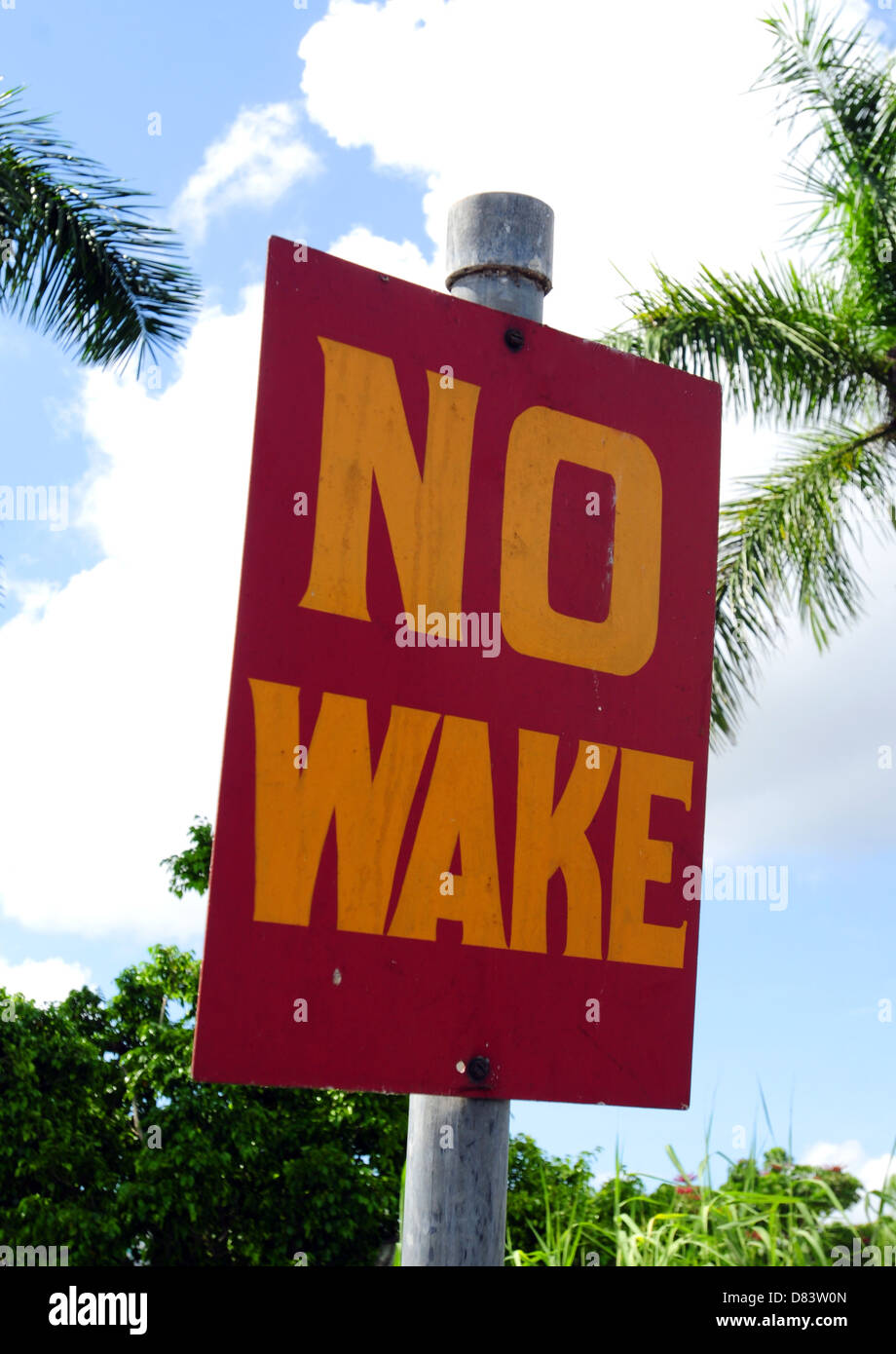 No wake sign for boating industry Stock Photo - Alamy