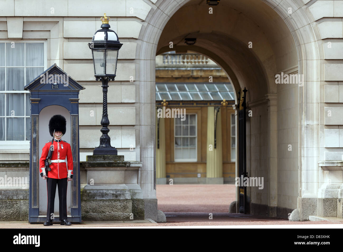 The queen's guard at Buckingham Palace, London, United Kingdom Stock ...