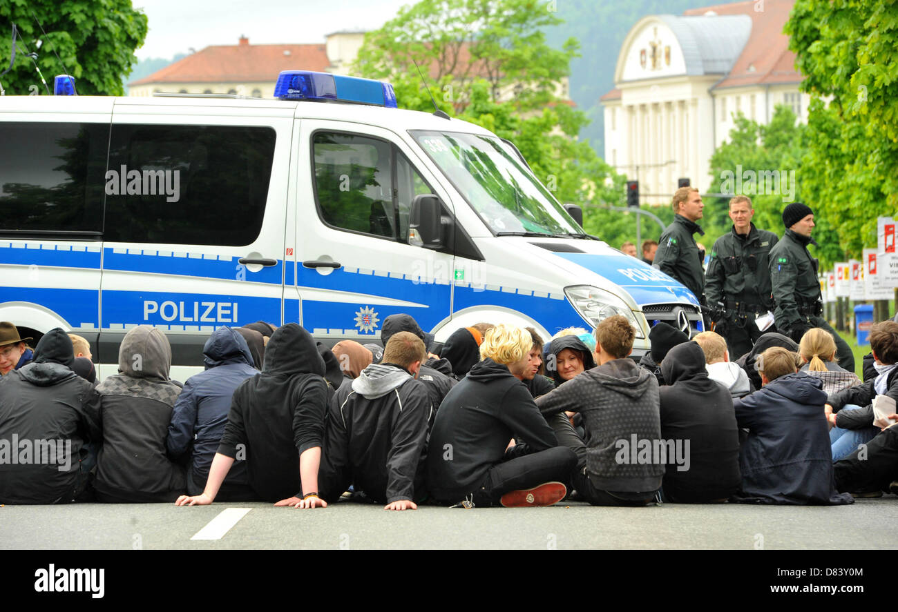 A spontaneous sitting blockade by left-wing demonstrators is initiated ...