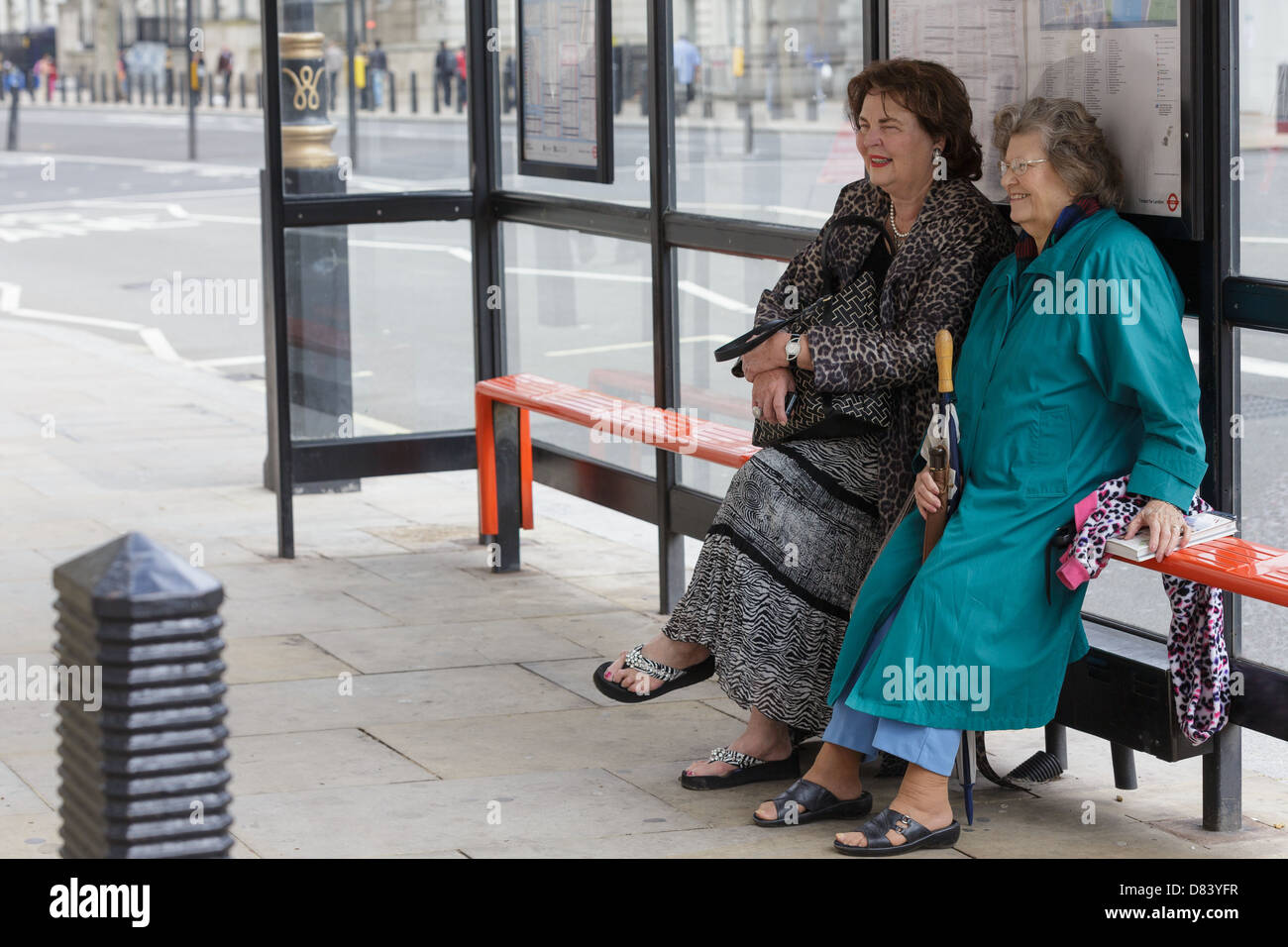 Waiting for bus and old hi-res stock photography and images - Alamy