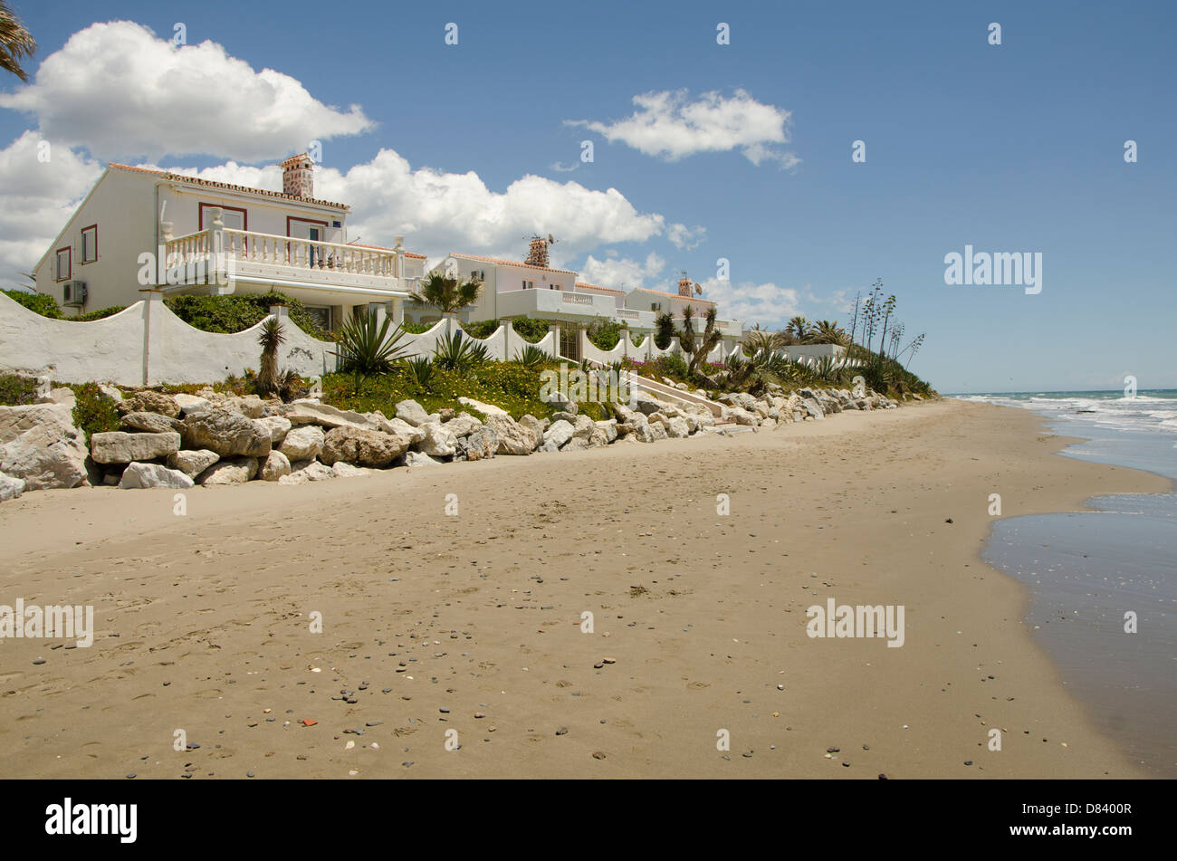 Row of houses beach sea hi-res stock photography and images - Alamy