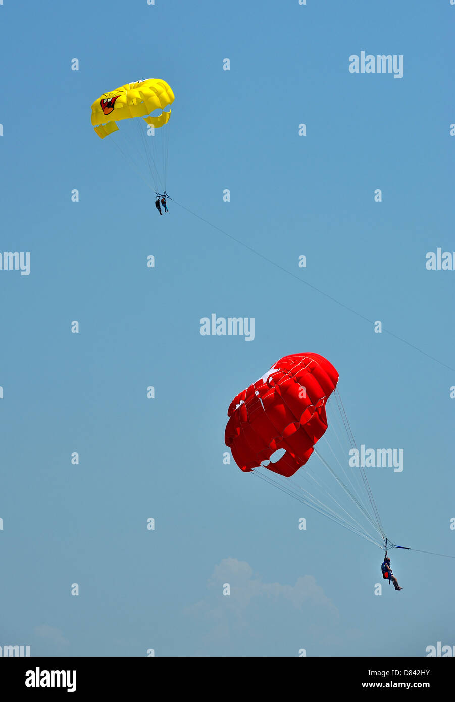 Two parasailing hi-res stock photography and images - Alamy