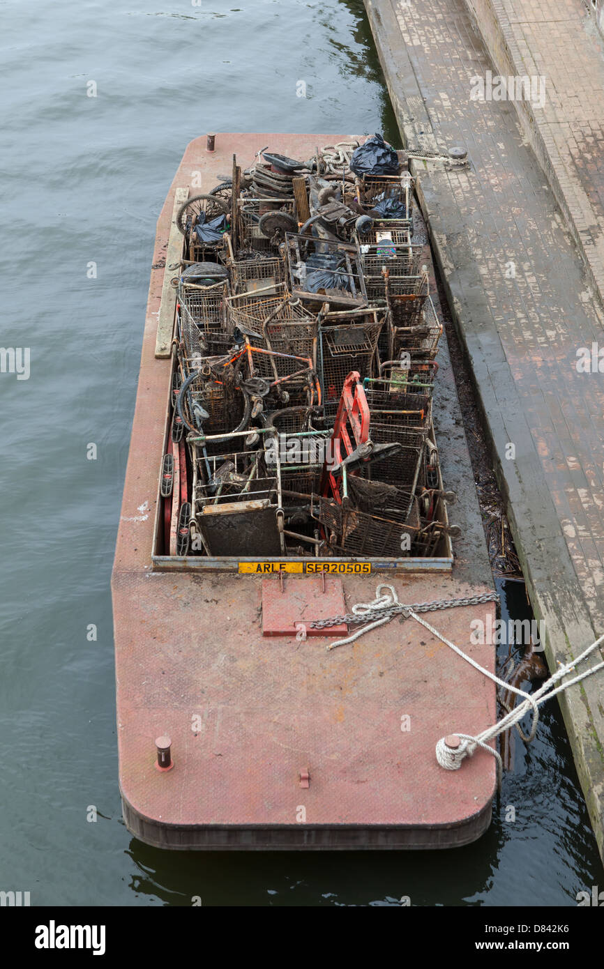 Thames 21 Charity salvage a barge full of reclaimed supermarket ...