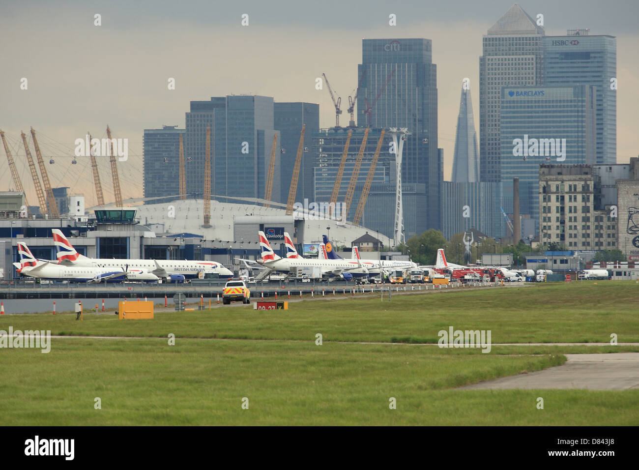 Backdrop canary wharf hi-res stock photography and images - Alamy