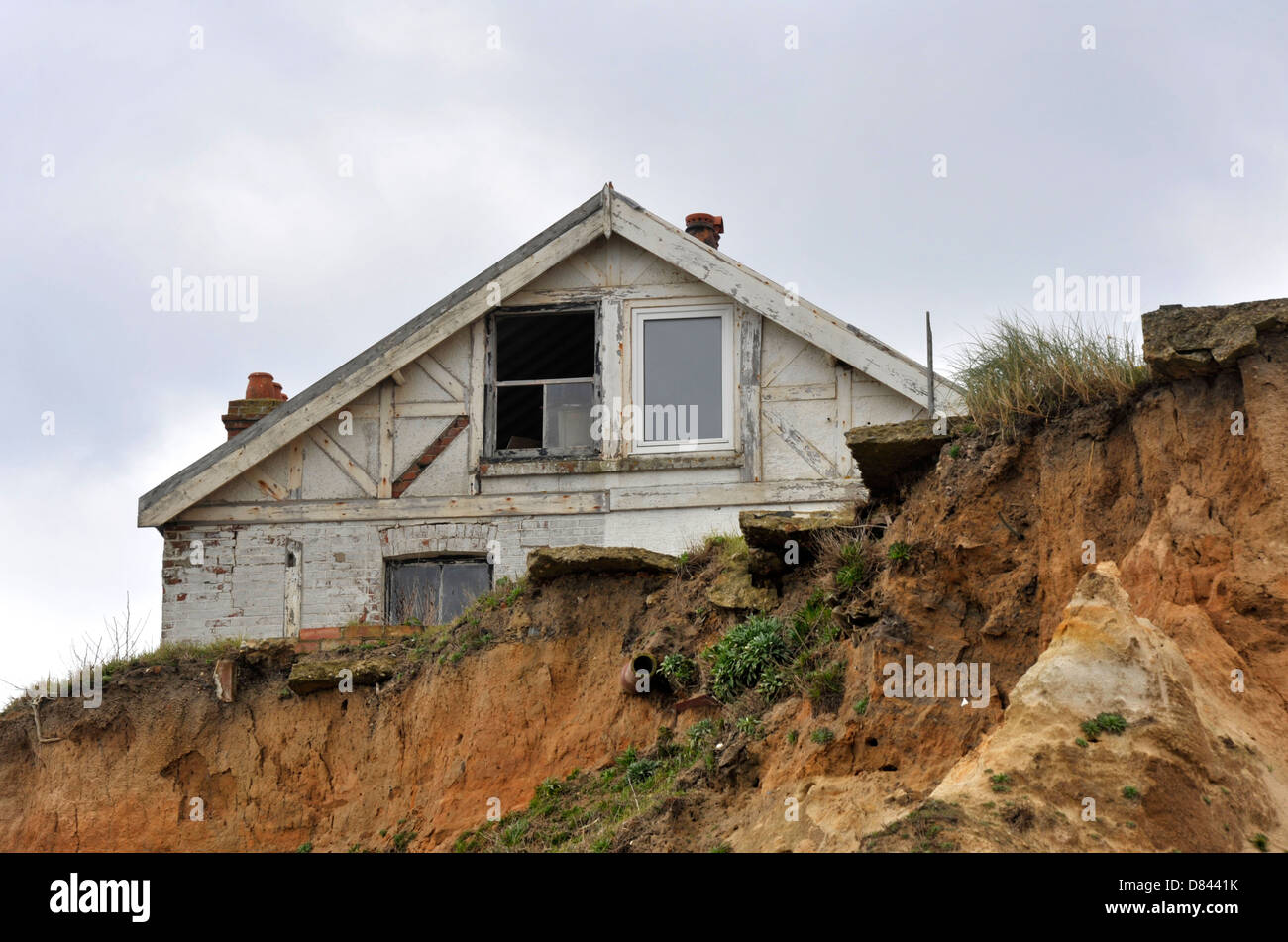 Coastal erosion houses hi-res stock photography and images - Alamy