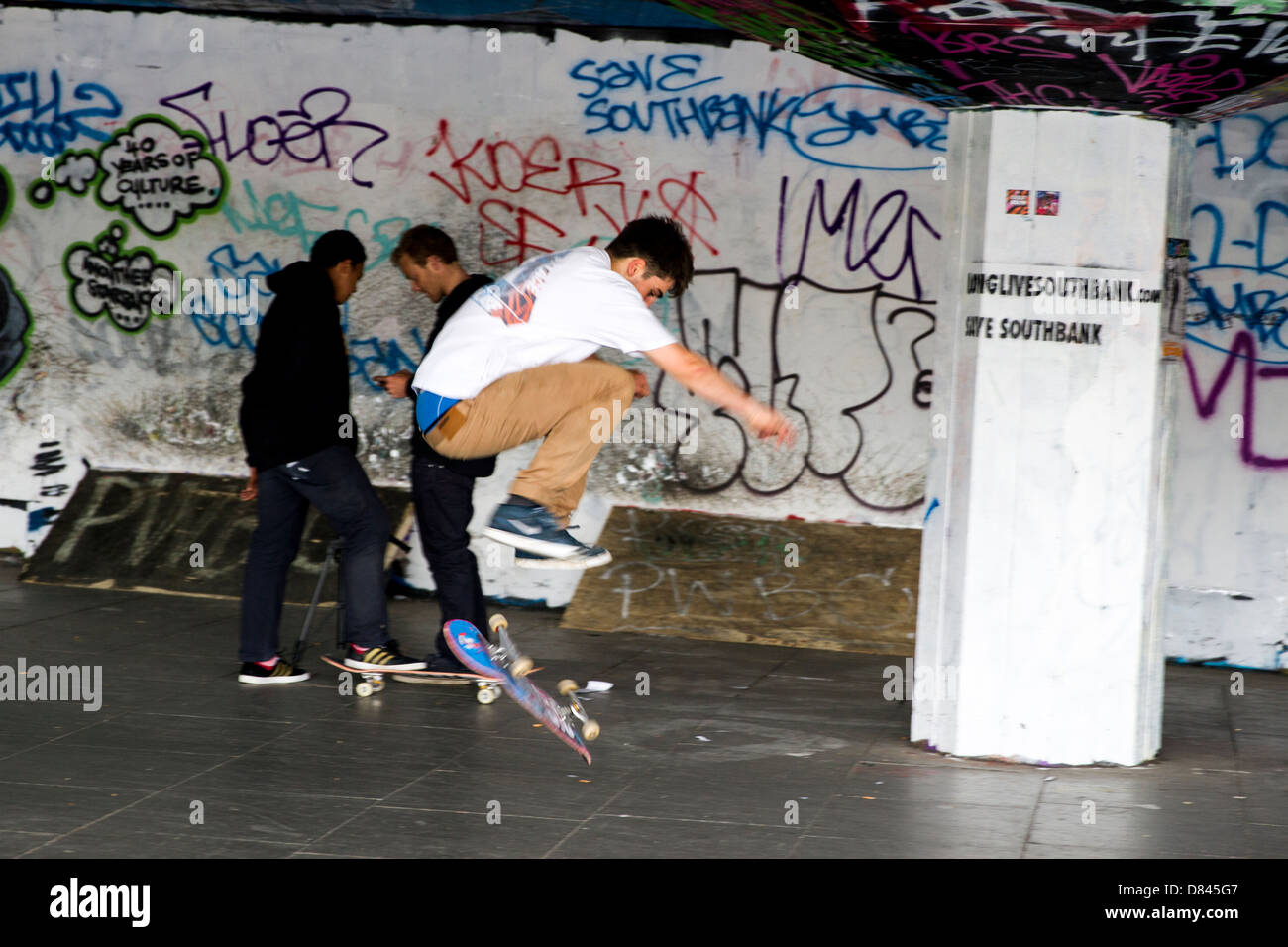 Skateboard ollie Stock Photo: 56640535 - Alamy