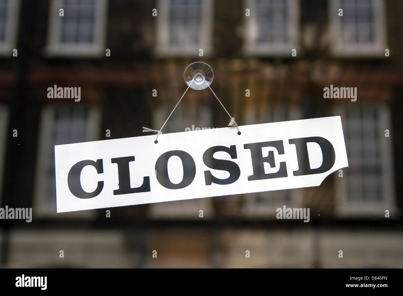 Closed sign on a London storefront Stock Photo - Alamy