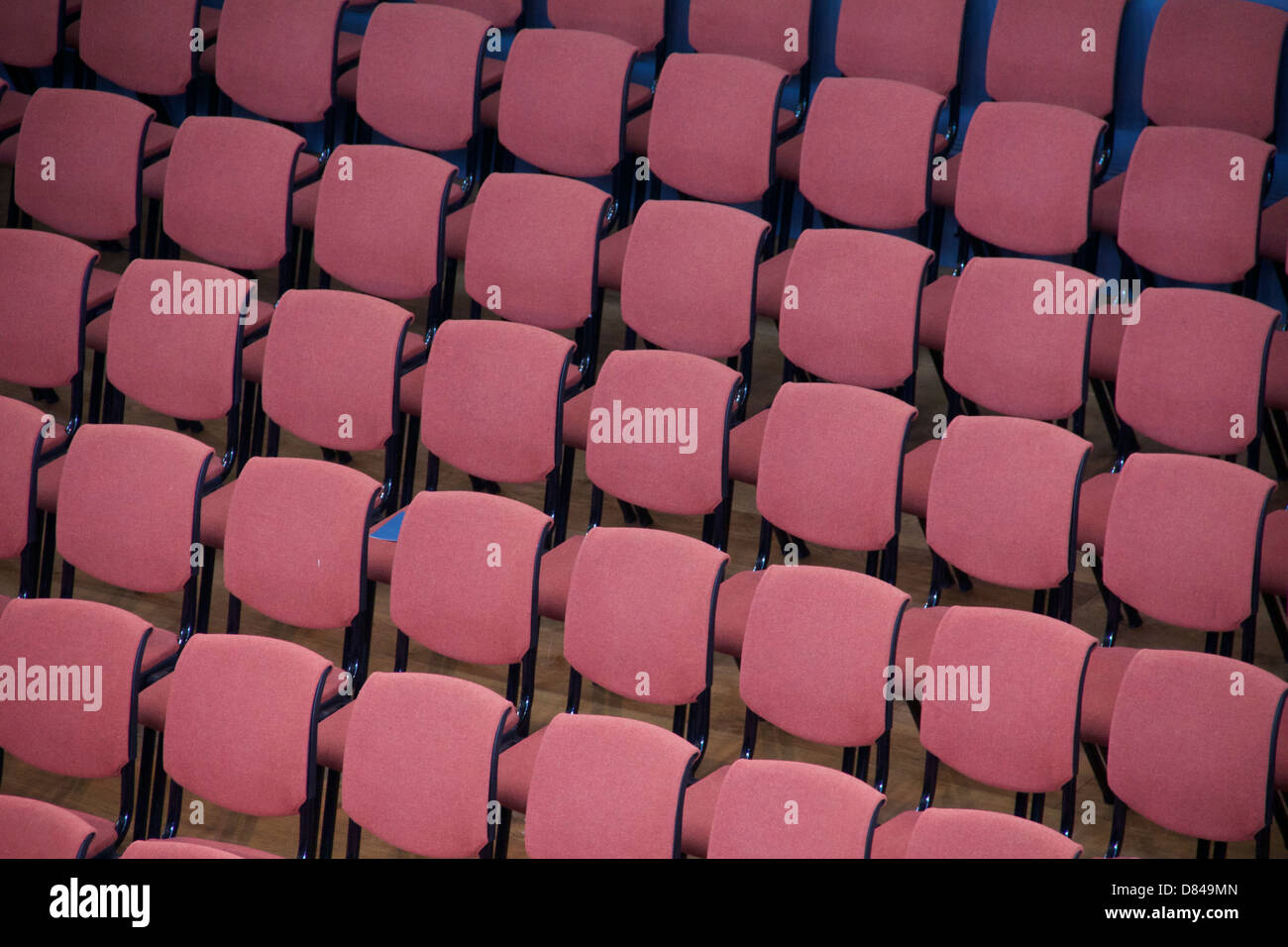 Empty chair chairs hi-res stock photography and images - Alamy