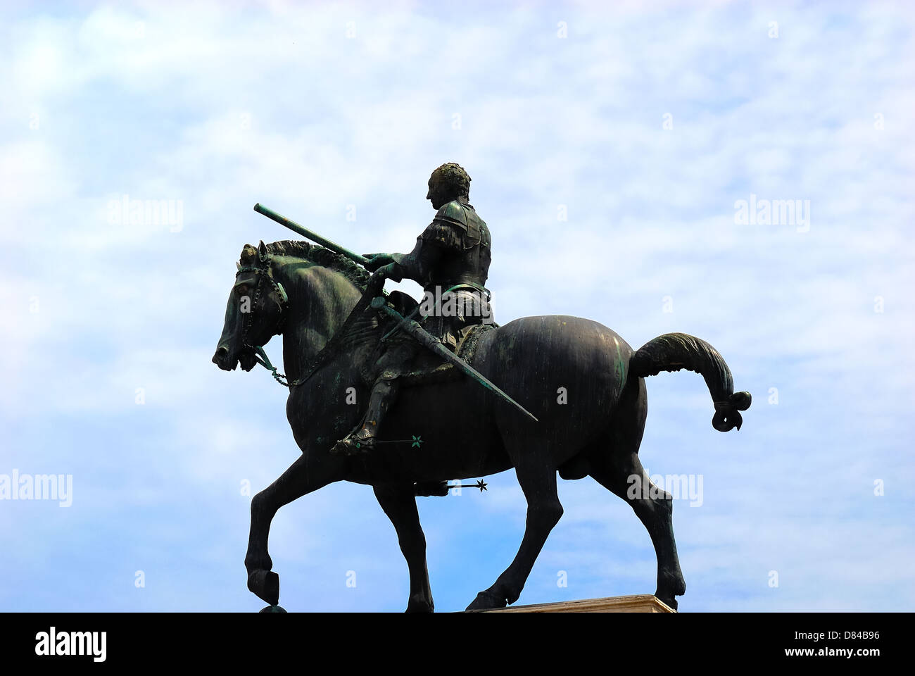 Padua, Italy : the equestrian statue of condottiero Erasmo da Narni ...
