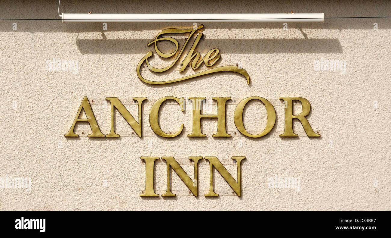 Hanging pub sign gold letters hi-res stock photography and images - Alamy