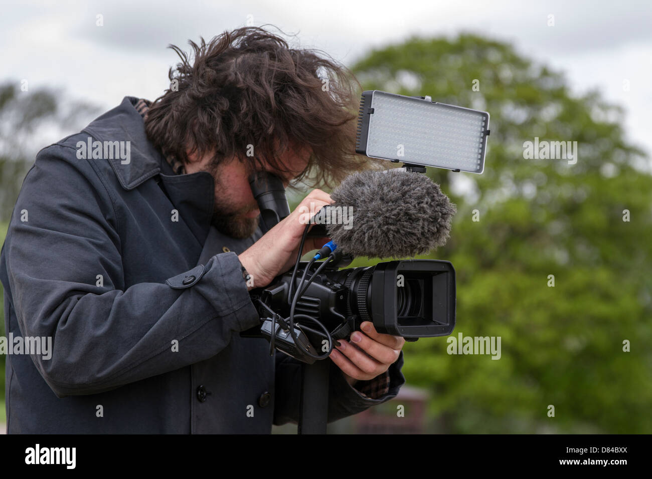 Professional cameraman hi-res stock photography and images - Alamy