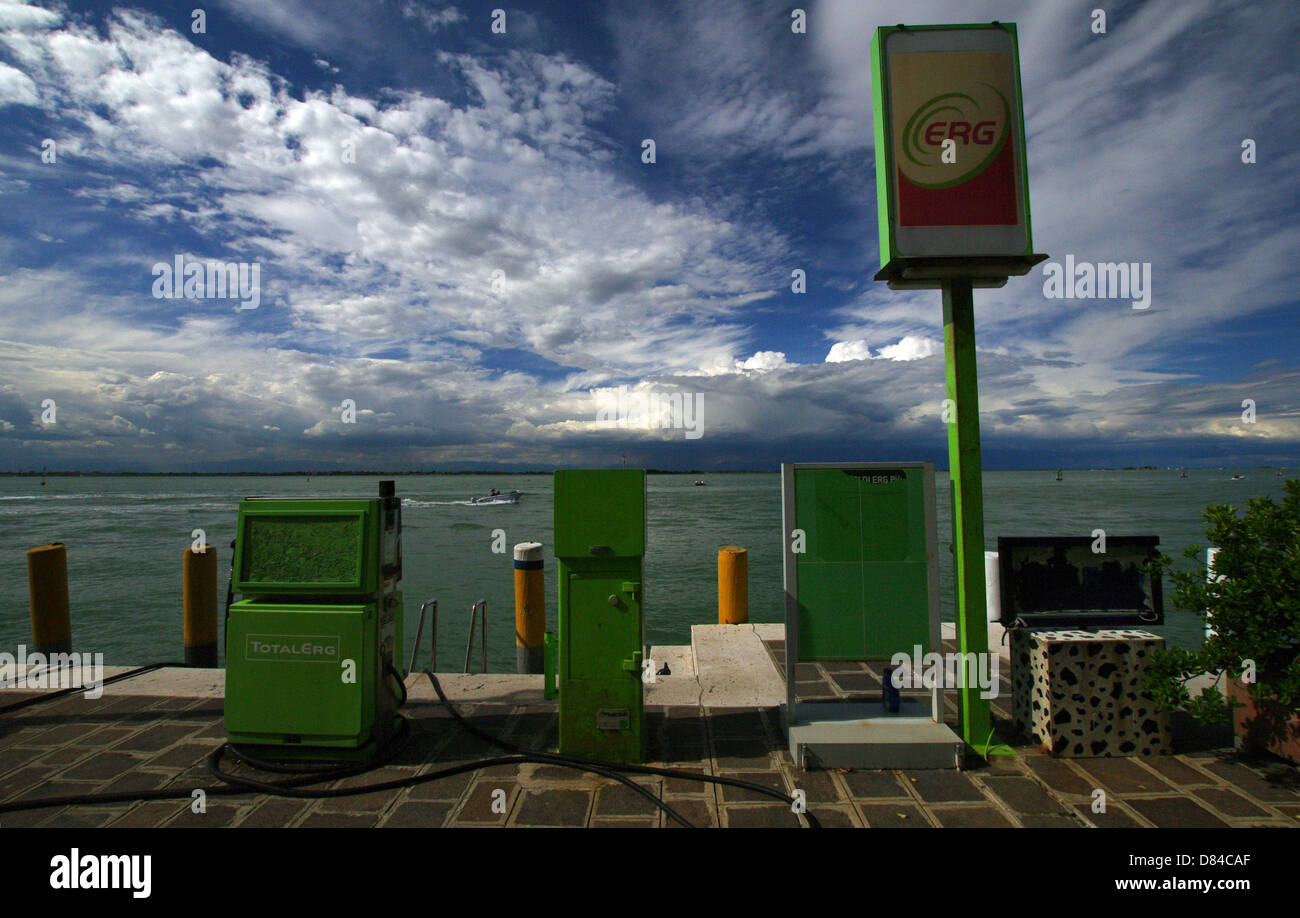 Service station for boats hi-res stock photography and images - Alamy
