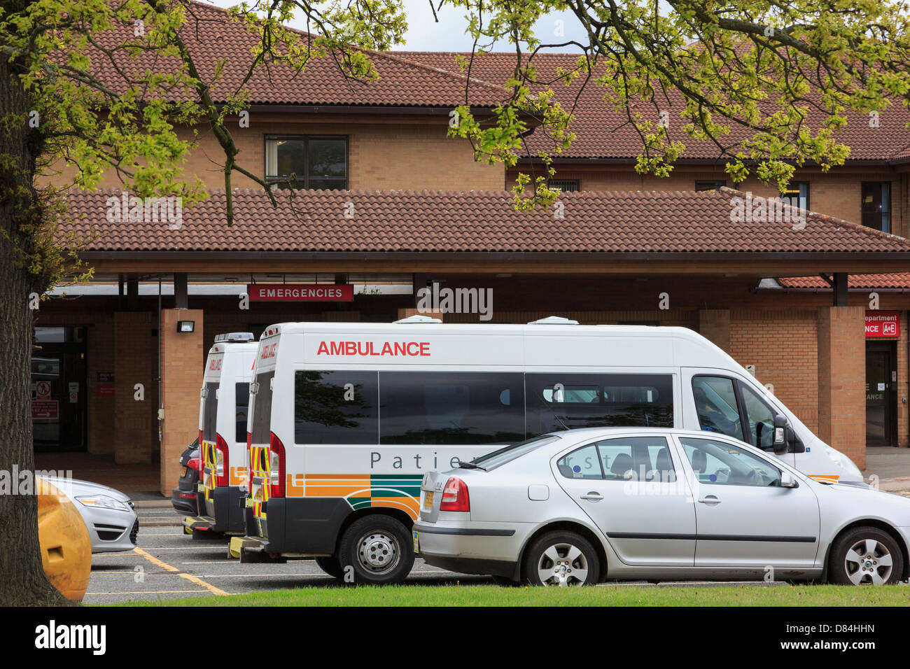 Ambulances outside hospital hi-res stock photography and images - Alamy