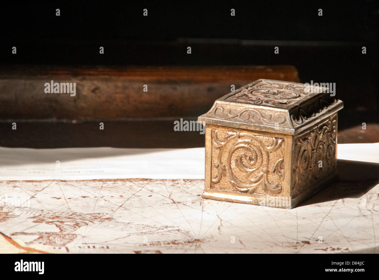 Cofre y mapa de navegación – Chest and nautical chart Stock Photo - Alamy