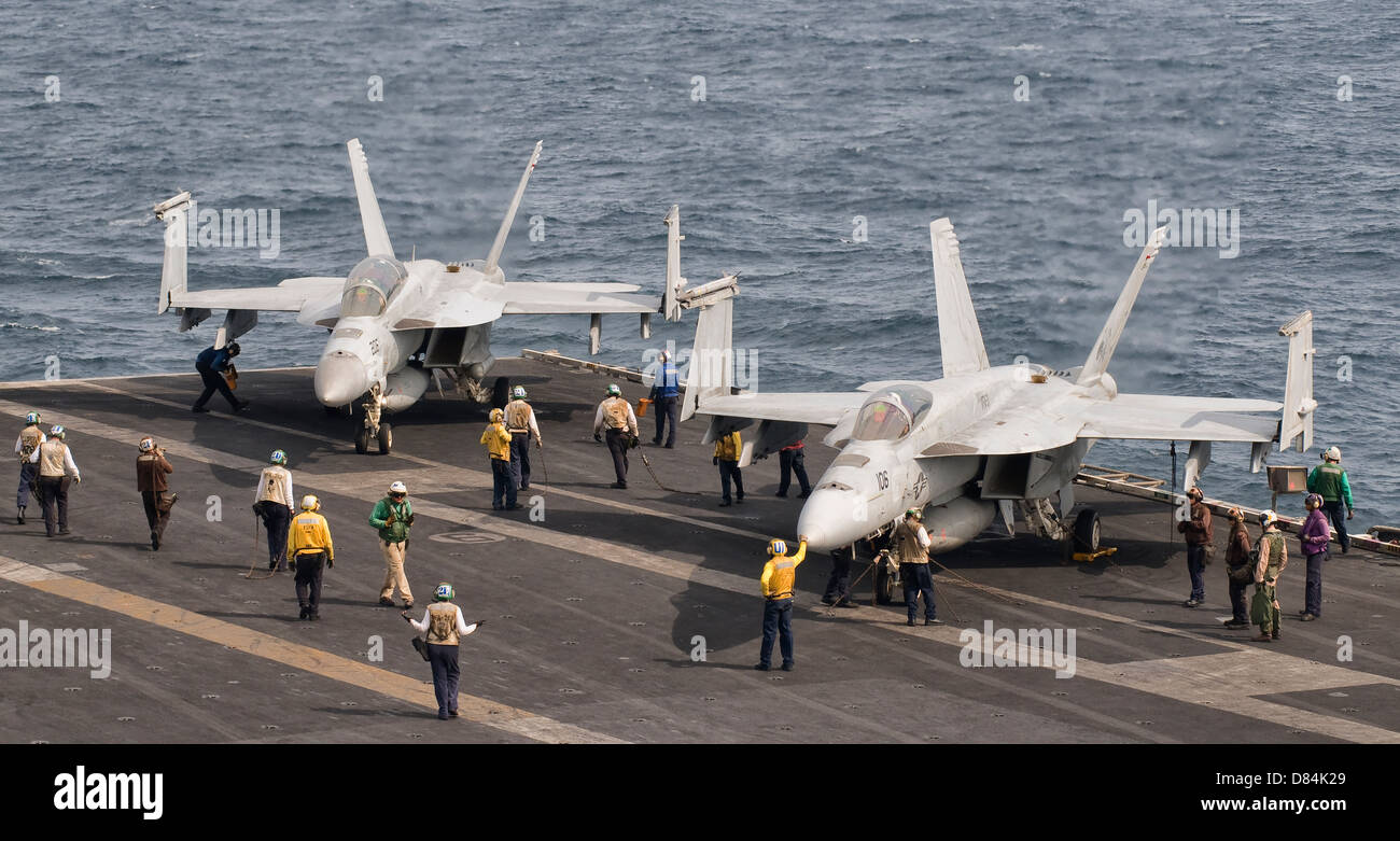 Two airmen on uss hi-res stock photography and images - Alamy