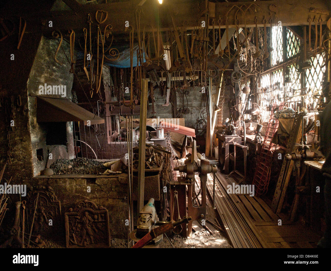 The interior of an old English blacksmiths Stock Photo - Alamy